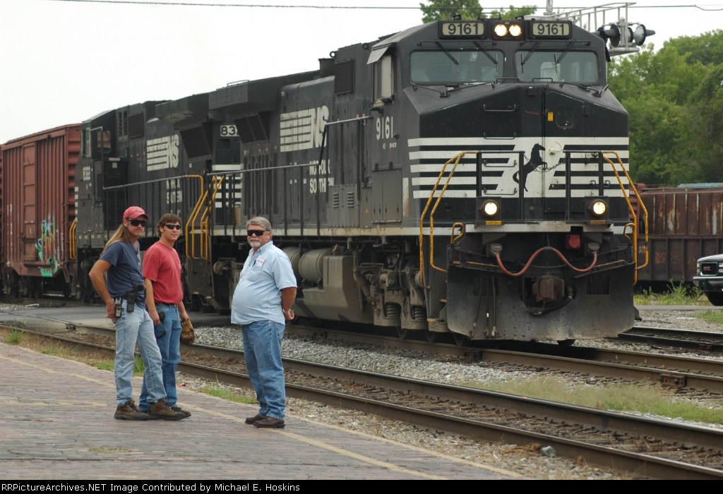 NS 9161 and crew await a meet